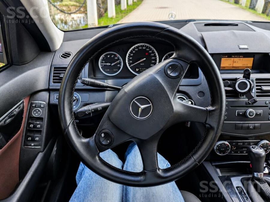 Red Mercedes-Benz C 200 2007 in Ogre, with an engine capacity of 2.20 L and mileage of 289 thousand km for 6000 €, photo 8 on AUTOMOTO.COM.LV
