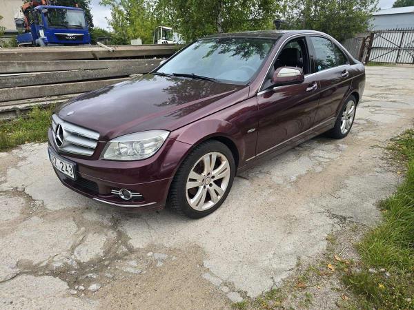 Red Mercedes-Benz C 200 2008 in Vilnius, with an engine capacity of 1.80 L and mileage of 163 thousand km for 1700 €, photo 1 on AUTOMOTO.COM.LV