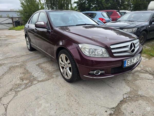Red Mercedes-Benz C 200 2008 in Vilnius, with an engine capacity of 1.80 L and mileage of 163 thousand km for 1700 €, photo 3 on AUTOMOTO.COM.LV