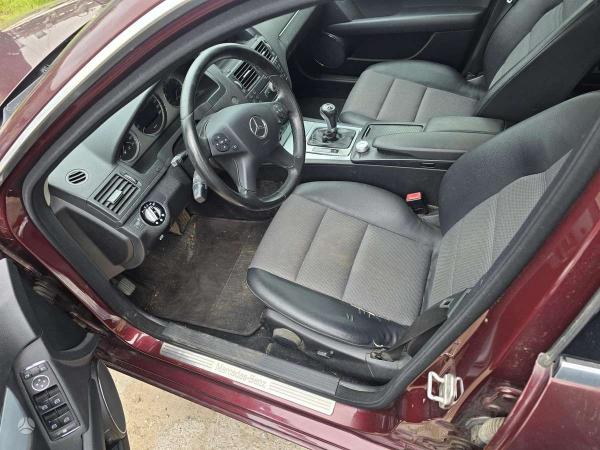 Red Mercedes-Benz C 200 2008 in Vilnius, with an engine capacity of 1.80 L and mileage of 163 thousand km for 1700 €, photo 8 on AUTOMOTO.COM.LV