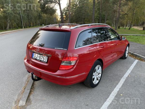 Mercedes-Benz C 200 2009 in Riga on AUTOMOTO.COM.LV Red Mercedes-Benz C 200 2009 in Riga, with an engine capacity of 2.20 L and mileage of 359 thousand km for 3100 €, photo 3 on AUTOMOTO.COM.LV