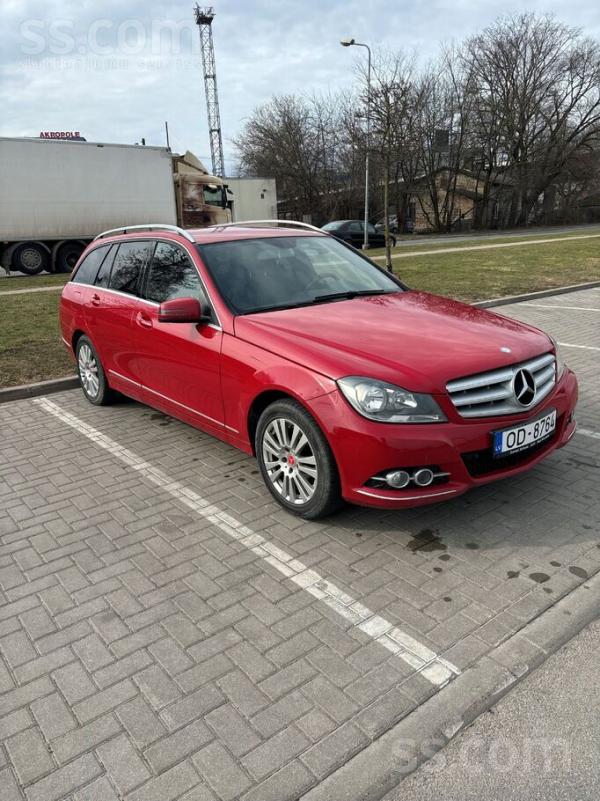 Красный Мерседес Ц 200 2013 в Рига, объемом двигателя 2.20 л и пробегом 255 тыс. км за 6200 €, фото 2 на AUTOMOTO.COM.LV