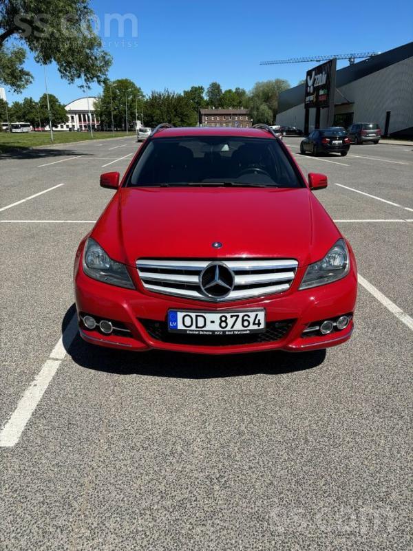 Red Mercedes-Benz C 200 2013 in Riga, with an engine capacity of 2.20 L and mileage of 256 thousand km for 5840 €, photo 3 on AUTOMOTO.COM.LV