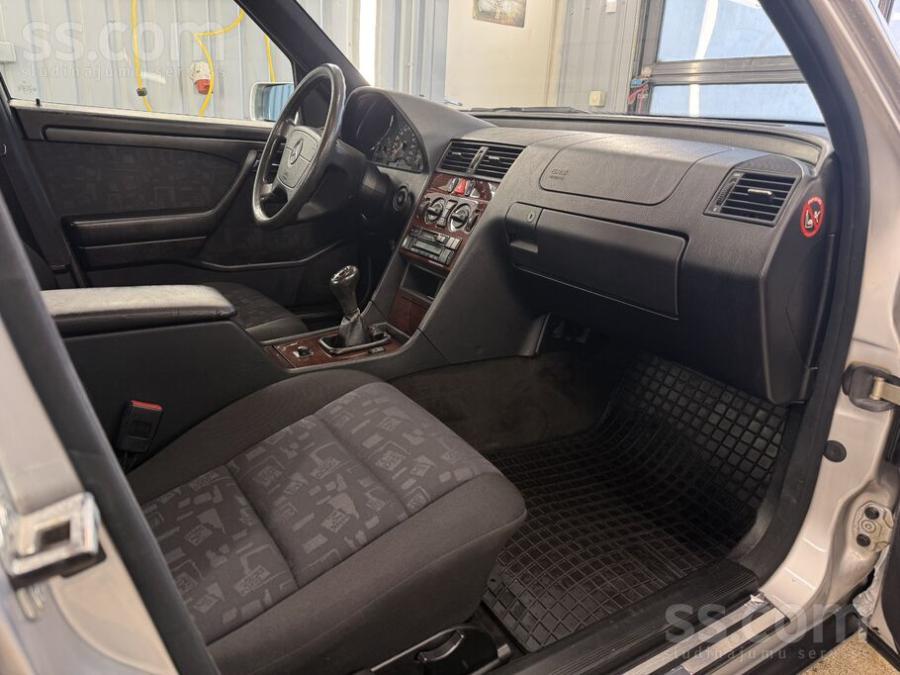 Mercedes-Benz C 200 1996 Rīga, ar dzinēja tilpumu 2.00 L un nobraukumu 165 tūkst. km par 7800 €, foto 15 vietnē AUTOMOTO.COM.LV