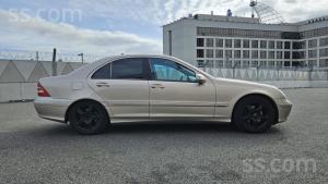 Mercedes-Benz C 200 2002 Rīga, ar dzinēja tilpumu 2.00 L un nobraukumu 231 tūkst. km par 1900 €, foto 2 vietnē AUTOMOTO.COM.LV
