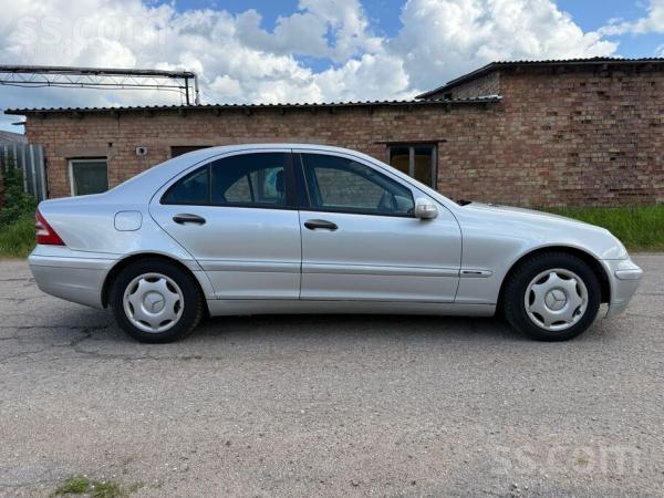 Mercedes-Benz C 200 2003 in Jelgava, with an engine capacity of 2.20 L and mileage of 380 thousand km for 1350 €, photo 4 on AUTOMOTO.COM.LV