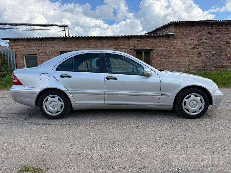 Mercedes-Benz C 200 2003 in Jelgava, with an engine capacity of 2.20 L and mileage of 380 thousand km for 1350 €, photo 4 on AUTOMOTO.COM.LV