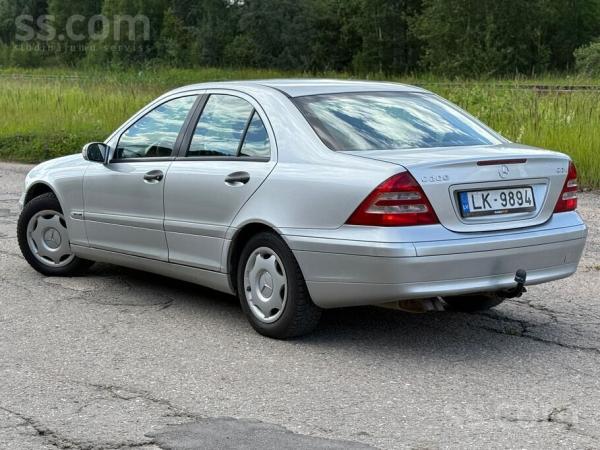 Mercedes-Benz C 200 2003 in Jelgava, with an engine capacity of 2.20 L and mileage of 380 thousand km for 1350 €, photo 6 on AUTOMOTO.COM.LV
