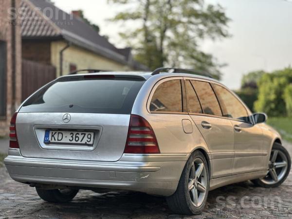 Mercedes-Benz C 200 2001 in Jelgava, with an engine capacity of 2.00 L and mileage of 360 thousand km for 1150 €, photo 2 on AUTOMOTO.COM.LV