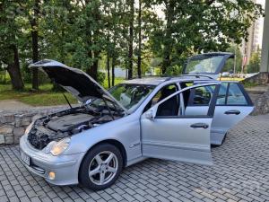 Mercedes-Benz C 200 2005 in Riga, with an engine capacity of 2.20 L and mileage of 207 thousand km for 2690 €, photo 11 on AUTOMOTO.COM.LV