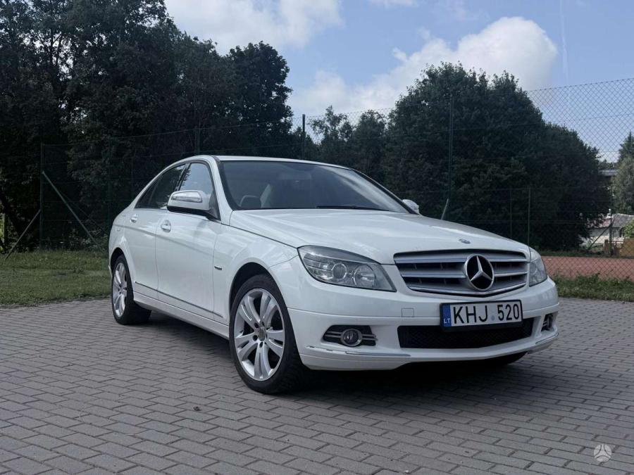 White Mercedes-Benz C 200 2007 in Vilnius, with an engine capacity of 1.80 L and mileage of 265 thousand km for 4100 €, photo 3 on AUTOMOTO.COM.LV