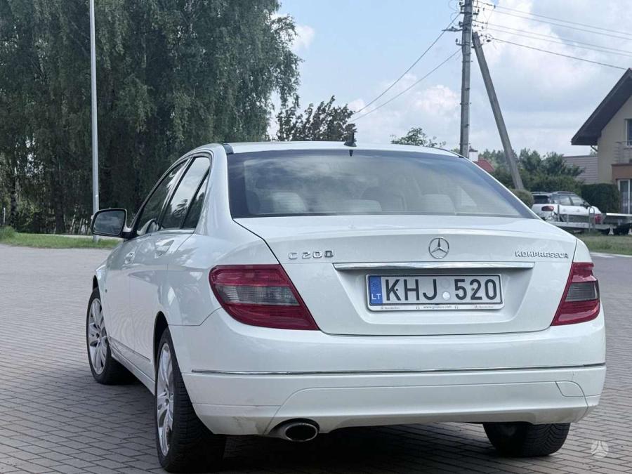 White Mercedes-Benz C 200 2007 in Vilnius, with an engine capacity of 1.80 L and mileage of 265 thousand km for 4100 €, photo 5 on AUTOMOTO.COM.LV