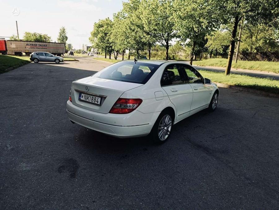 White Mercedes-Benz C 200 2008 in Siauliai, with an engine capacity of 2.15 L and mileage of 299 thousand km for 5500 €, photo 5 on AUTOMOTO.COM.LV