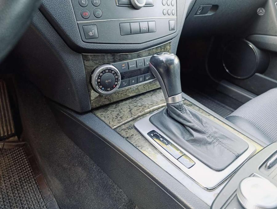 White Mercedes-Benz C 200 2008 in Siauliai, with an engine capacity of 2.15 L and mileage of 299 thousand km for 5500 €, photo 12 on AUTOMOTO.COM.LV