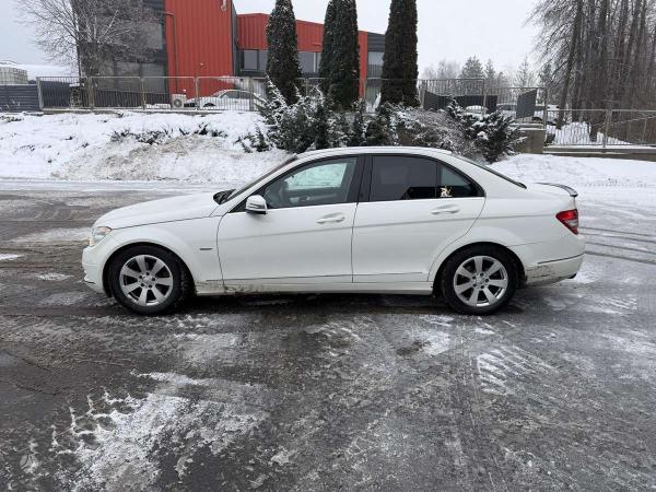 Белый Мерседес Ц 200 2010 в Каунас, объемом двигателя 2.14 л и пробегом 357 тыс. км за 3100 €, фото 5 на AUTOMOTO.COM.LV