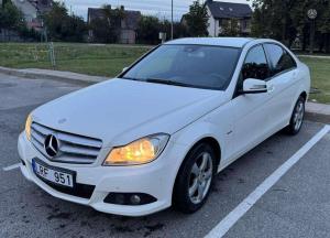 Mercedes-Benz C 200 2011 KauÅa vietnÄ Balts Mercedes-Benz C 200 2011 KauÅa, ar dzinÄja tilpumu 2.14 L un nobraukumu 275 tÅ«kst. km par 6200 ā¬, foto 1 vietnÄ AUTOMOTO.COM.LV