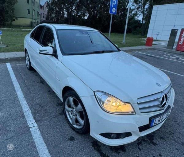 Mercedes-Benz C 200 2011 Kauņa vietnē Balts Mercedes-Benz C 200 2011 Kauņa, ar dzinēja tilpumu 2.14 L un nobraukumu 275 tūkst. km par 6200 €, foto 4 vietnē AUTOMOTO.COM.LV
