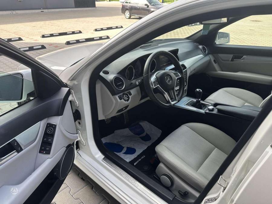 Balts Mercedes-Benz C 200 2013 Šauļi, ar dzinēja tilpumu 2.14 L un nobraukumu 245 tūkst. km par 7100 €, foto 17 vietnē AUTOMOTO.COM.LV