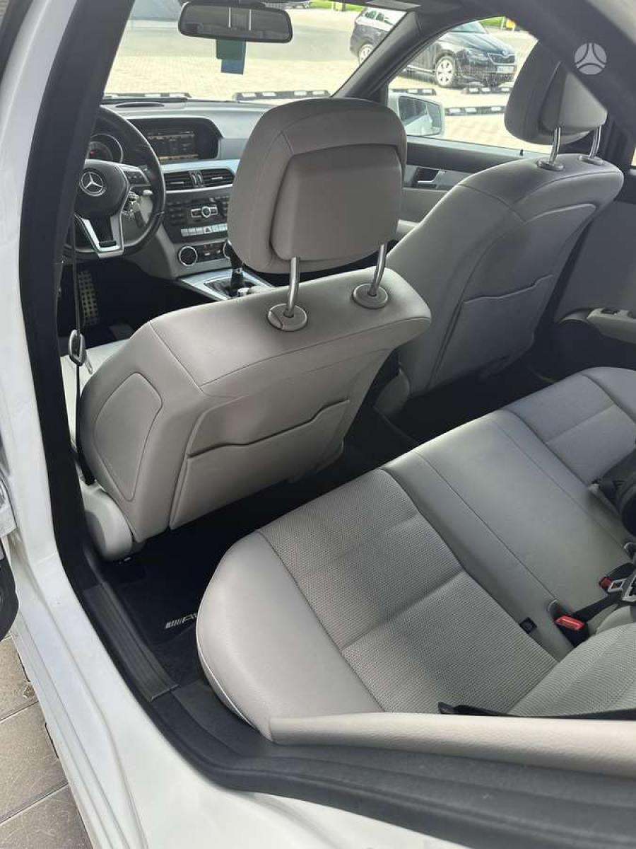 Balts Mercedes-Benz C 200 2013 Šauļi, ar dzinēja tilpumu 2.14 L un nobraukumu 245 tūkst. km par 7100 €, foto 24 vietnē AUTOMOTO.COM.LV
