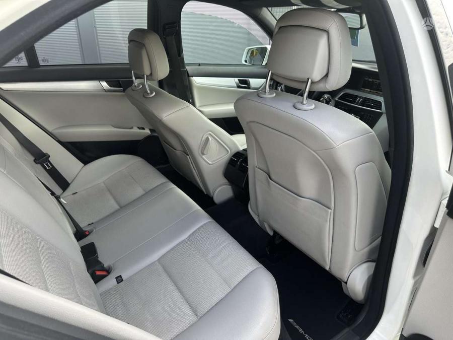 Balts Mercedes-Benz C 200 2013 Šauļi, ar dzinēja tilpumu 2.14 L un nobraukumu 245 tūkst. km par 7100 €, foto 26 vietnē AUTOMOTO.COM.LV