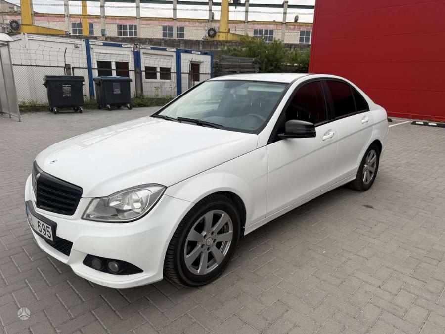Balts Mercedes-Benz C 200 2013 Viļņa, ar dzinēja tilpumu 2.20 L un nobraukumu 405 tūkst. km par 4400 €, foto 1 vietnē AUTOMOTO.COM.LV