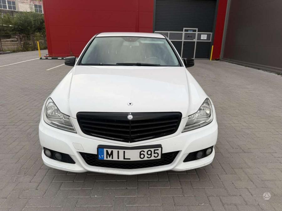 Balts Mercedes-Benz C 200 2013 Viļņa, ar dzinēja tilpumu 2.20 L un nobraukumu 405 tūkst. km par 4400 €, foto 3 vietnē AUTOMOTO.COM.LV