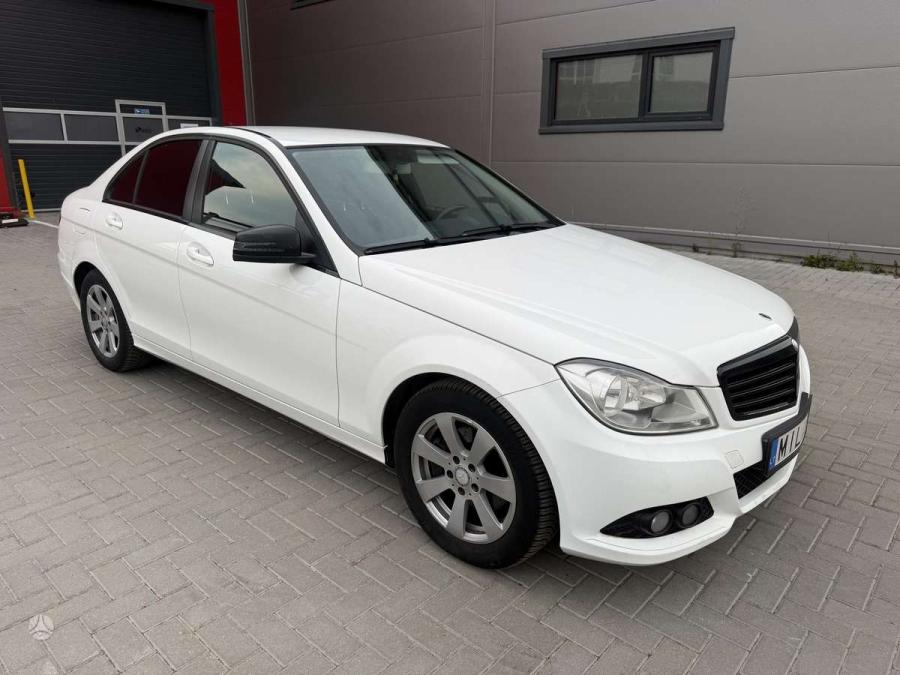 Balts Mercedes-Benz C 200 2013 Viļņa, ar dzinēja tilpumu 2.20 L un nobraukumu 405 tūkst. km par 4400 €, foto 4 vietnē AUTOMOTO.COM.LV