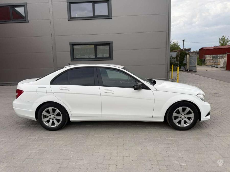Balts Mercedes-Benz C 200 2013 Viļņa, ar dzinēja tilpumu 2.20 L un nobraukumu 405 tūkst. km par 4400 €, foto 5 vietnē AUTOMOTO.COM.LV