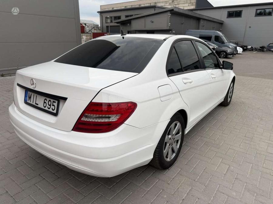 Balts Mercedes-Benz C 200 2013 Viļņa, ar dzinēja tilpumu 2.20 L un nobraukumu 405 tūkst. km par 4400 €, foto 6 vietnē AUTOMOTO.COM.LV