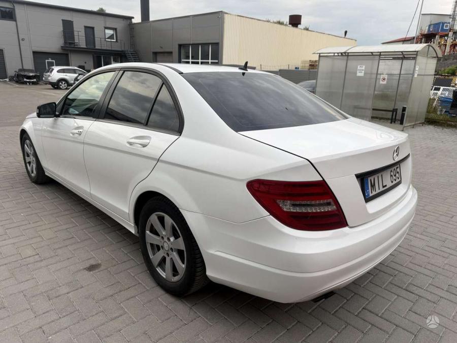 Balts Mercedes-Benz C 200 2013 Viļņa, ar dzinēja tilpumu 2.20 L un nobraukumu 405 tūkst. km par 4400 €, foto 7 vietnē AUTOMOTO.COM.LV