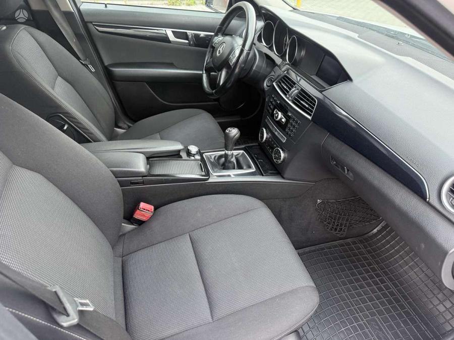 Balts Mercedes-Benz C 200 2013 Viļņa, ar dzinēja tilpumu 2.20 L un nobraukumu 405 tūkst. km par 4400 €, foto 9 vietnē AUTOMOTO.COM.LV