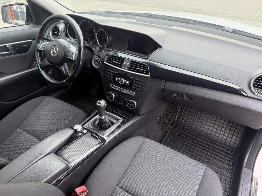 Balts Mercedes-Benz C 200 2013 Viļņa, ar dzinēja tilpumu 2.20 L un nobraukumu 405 tūkst. km par 4400 €, foto 10 vietnē AUTOMOTO.COM.LV