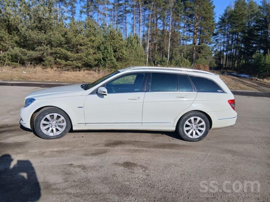 White Mercedes-Benz C 200 2009 in Riga, with an engine capacity of 2.20 L and mileage of 452 thousand km for 4100 €, photo 4 on AUTOMOTO.COM.LV