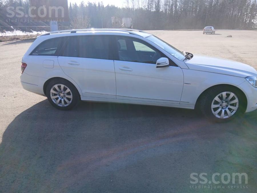 White Mercedes-Benz C 200 2009 in Riga, with an engine capacity of 2.20 L and mileage of 452 thousand km for 4100 €, photo 5 on AUTOMOTO.COM.LV
