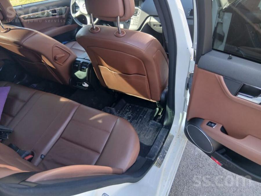 White Mercedes-Benz C 200 2009 in Riga, with an engine capacity of 2.20 L and mileage of 452 thousand km for 4100 €, photo 8 on AUTOMOTO.COM.LV