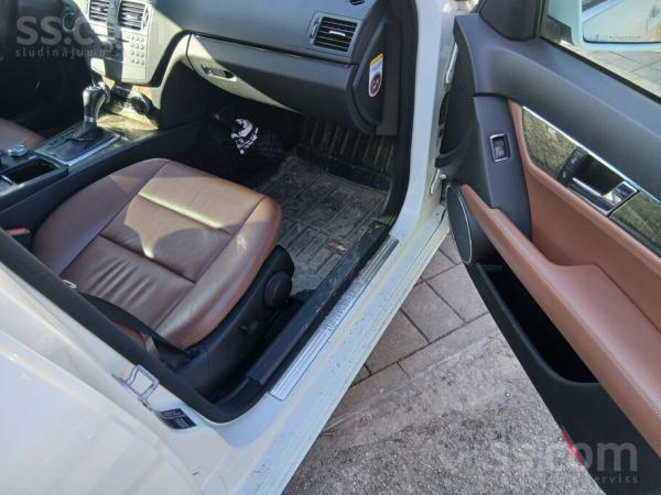 White Mercedes-Benz C 200 2009 in Riga, with an engine capacity of 2.00 L and mileage of 456 thousand km for 3500 €, photo 6 on AUTOMOTO.COM.LV