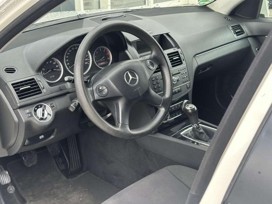 Balts Mercedes-Benz C 200 2010 Viļņa, ar dzinēja tilpumu 2.14 L un nobraukumu 443 tūkst. km par 2600 €, foto 13 vietnē AUTOMOTO.COM.LV
