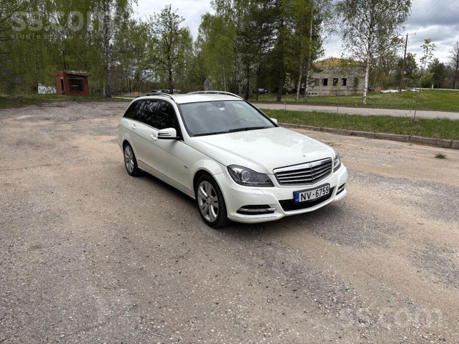 Белый Мерседес Ц 200 2011 в Валмиера, объемом двигателя 2.00 л и пробегом 244 тыс. км за 5200 €, фото 3 на AUTOMOTO.COM.LV