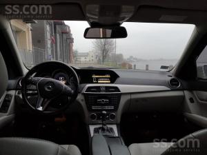 Белый Мерседес Ц 200 2012 в Рига, объемом двигателя 2.10 л и пробегом 390 тыс. км за 6000 €, фото 8 на AUTOMOTO.COM.LV