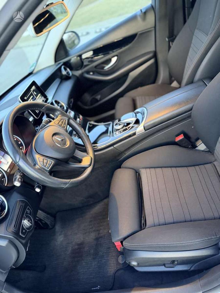 White Mercedes-Benz C 200 2017 in Vilnius, with an engine capacity of 2.14 L and mileage of 248 thousand km for 14500 €, photo 10 on AUTOMOTO.COM.LV