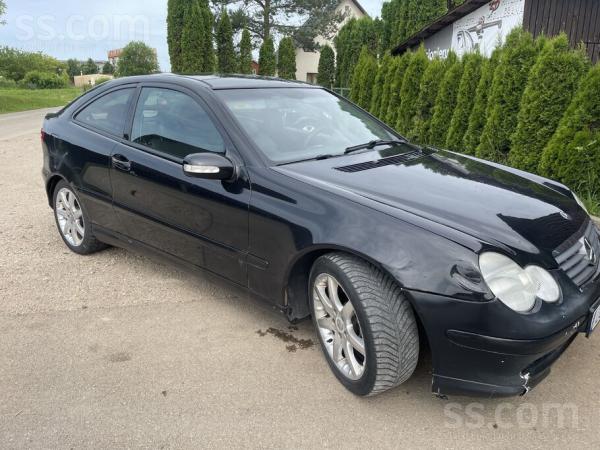 Черный Мерседес Ц 220 2002 в Краслава, объемом двигателя 2.20 л и пробегом 366 тыс. км за 1100 €, фото 2 на AUTOMOTO.COM.LV