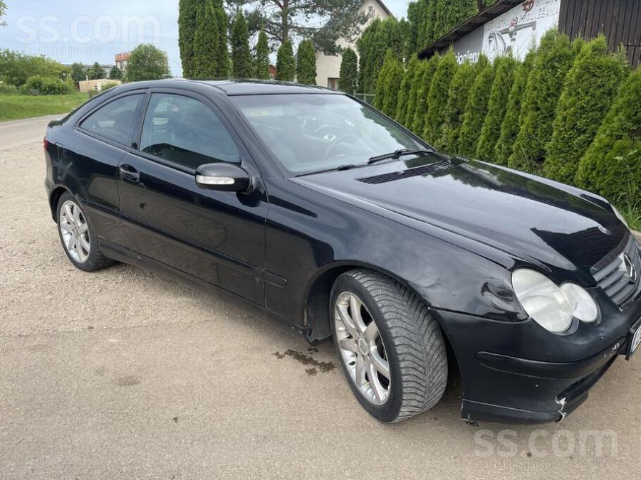Черный Мерседес Ц 220 2002 в Краслава, объемом двигателя 2.20 л и пробегом 366 тыс. км за 1100 €, фото 3 на AUTOMOTO.COM.LV
