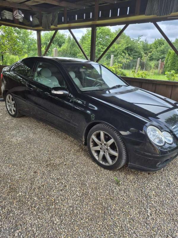 Black Mercedes-Benz c-220 2002 in Siauliai, with an engine capacity of 2.20 L and mileage of 277 thousand km for 1700 €, photo 1 on AUTOMOTO.COM.LV