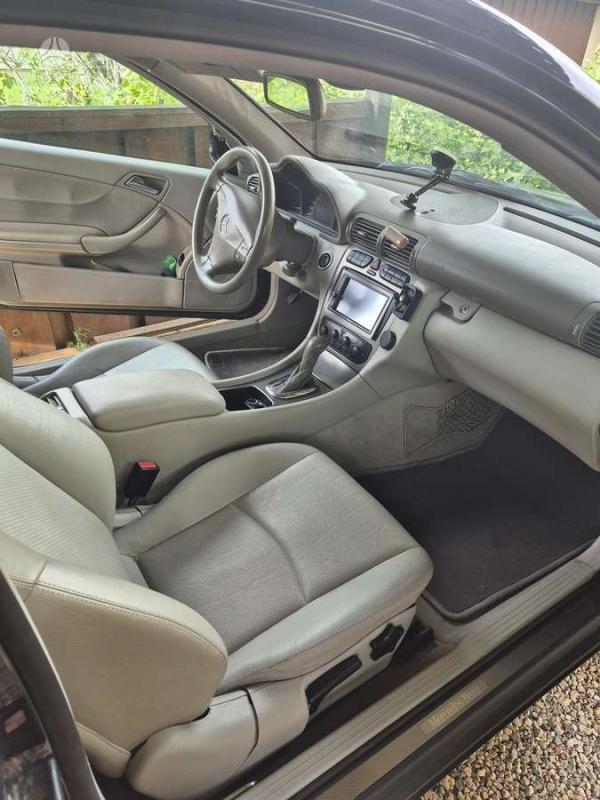 Black Mercedes-Benz c-220 2002 in Siauliai, with an engine capacity of 2.20 L and mileage of 277 thousand km for 1700 €, photo 4 on AUTOMOTO.COM.LV
