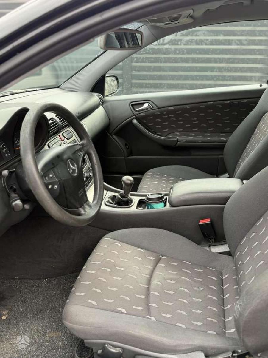 Melns Mercedes-Benz c-220 2002 Kauņa, ar dzinēja tilpumu 2.15 L un nobraukumu 368 tūkst. km par 850 €, foto 18 vietnē AUTOMOTO.COM.LV