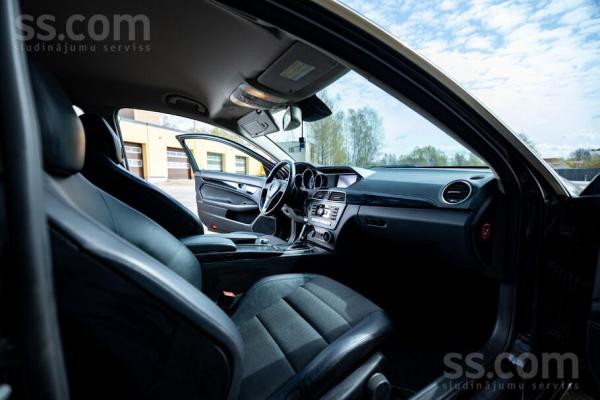 Black Mercedes-Benz c-220 2011 in Riga, with an engine capacity of 2.20 L and mileage of 345 thousand km for 7900 €, photo 3 on AUTOMOTO.COM.LV