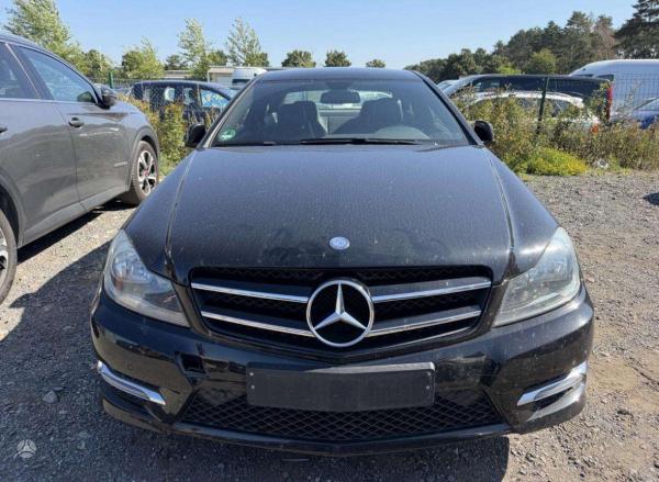 Black Mercedes-Benz c-220 2013 in Jonava, with an engine capacity of 2.20 L and mileage of 237 thousand km for 5950 €, photo 4 on AUTOMOTO.COM.LV