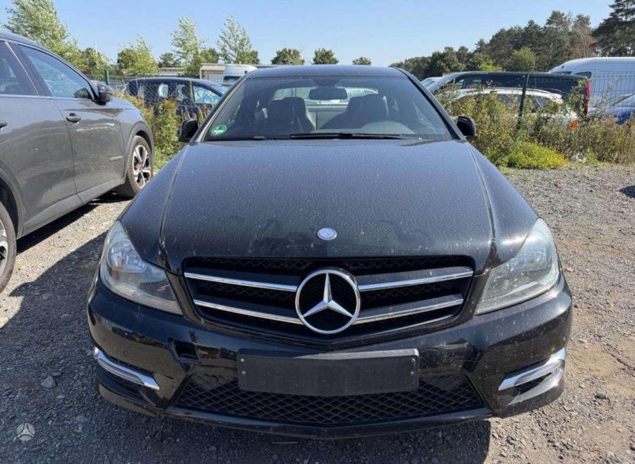 Black Mercedes-Benz c-220 2013 in Jonava, with an engine capacity of 2.20 L and mileage of 237 thousand km for 5950 €, photo 4 on AUTOMOTO.COM.LV