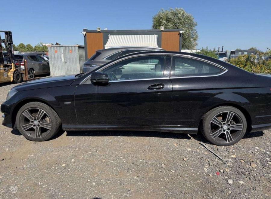 Black Mercedes-Benz c-220 2013 in Jonava, with an engine capacity of 2.20 L and mileage of 237 thousand km for 5950 €, photo 6 on AUTOMOTO.COM.LV