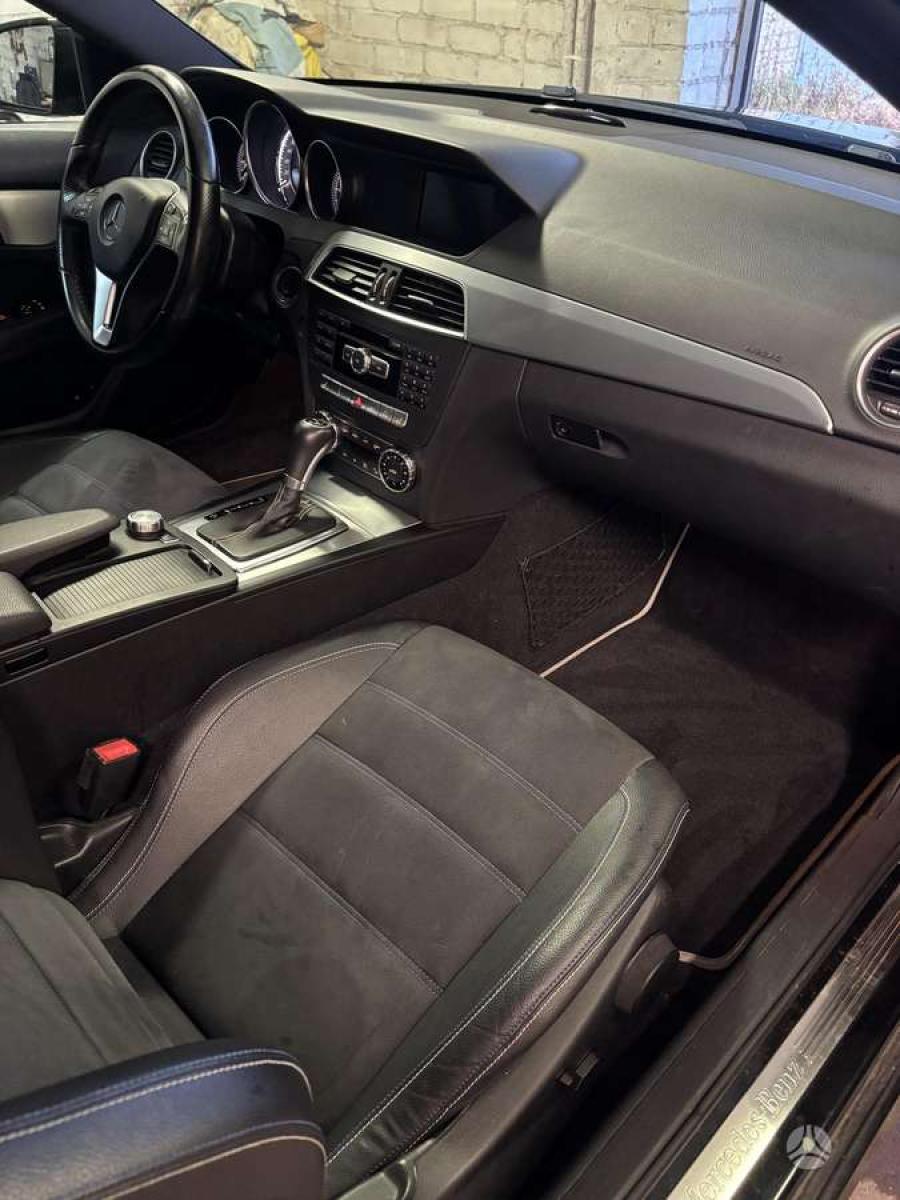 Black Mercedes-Benz c-220 2013 in Jonava, with an engine capacity of 2.20 L and mileage of 237 thousand km for 5950 €, photo 18 on AUTOMOTO.COM.LV